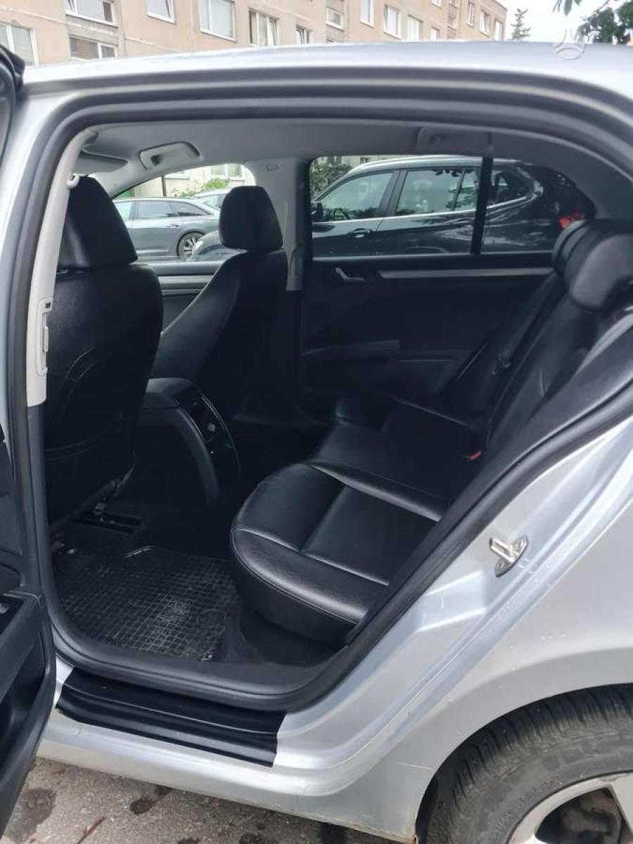 Grey Skoda SuperB 2014 in Vilnius, with an engine capacity of 1.60 L and mileage of 224 thousand km for 3500 €, photo 8 on AUTOMOTO.COM.LV