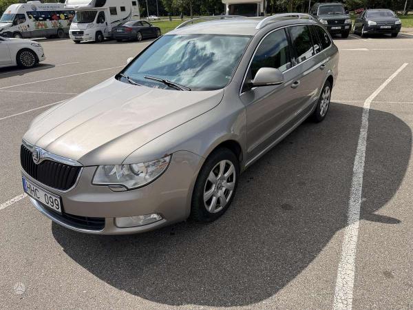 Skoda SuperB 2011 in Klaipeda on AUTOMOTO.COM.LV Grey Skoda SuperB 2011 in Klaipeda, with an engine capacity of 1.97 L and mileage of 285 thousand km for 4825 €, photo 4 on AUTOMOTO.COM.LV