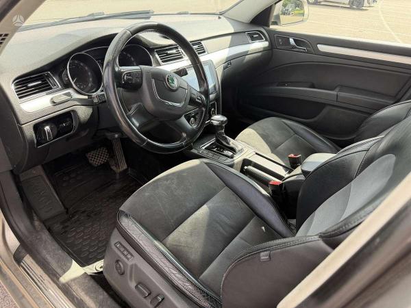 Skoda SuperB 2011 in Klaipeda on AUTOMOTO.COM.LV Grey Skoda SuperB 2011 in Klaipeda, with an engine capacity of 1.97 L and mileage of 285 thousand km for 4825 €, photo 8 on AUTOMOTO.COM.LV
