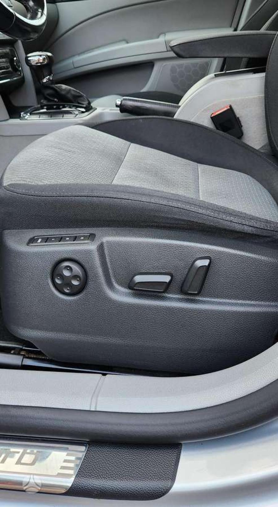 Grey Skoda SuperB 2011 in Vilnius, with an engine capacity of 1.97 L and mileage of 210 thousand km for 4650 €, photo 15 on AUTOMOTO.COM.LV