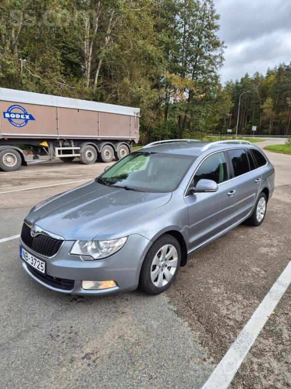 Skoda SuperB 2012 Rīga vietnē Pelēks Skoda SuperB 2012 Rīga, ar dzinēja tilpumu 2.00 L un nobraukumu 285 tūkst. km par 4350 €, foto 4 vietnē AUTOMOTO.COM.LV