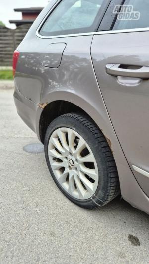 Pelēks Skoda SuperB 2013 Panevēža, ar dzinēja tilpumu 2.00 L un nobraukumu 623 tūkst. km par 3200 €, foto 18 vietnē AUTOMOTO.COM.LV
