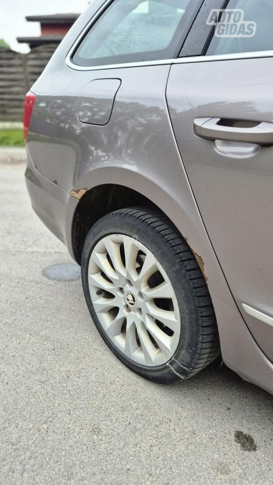 Pelēks Skoda SuperB 2013 Panevēža, ar dzinēja tilpumu 2.00 L un nobraukumu 623 tūkst. km par 3200 €, foto 18 vietnē AUTOMOTO.COM.LV