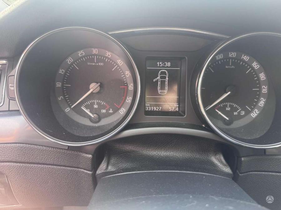 Pelēks Skoda SuperB 2013 Panevēža, ar dzinēja tilpumu 2.00 L un nobraukumu 330 tūkst. km par 3999 €, foto 9 vietnē AUTOMOTO.COM.LV