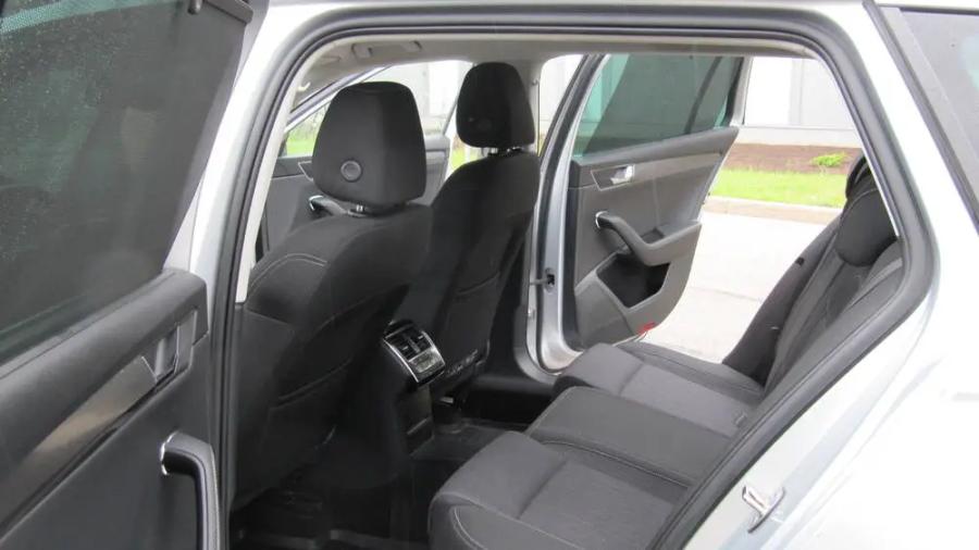 Grey Skoda SuperB 2020 in Riga, with an engine capacity of 1.60 L and mileage of 257 thousand km for 16950 €, photo 5 on AUTOMOTO.COM.LV