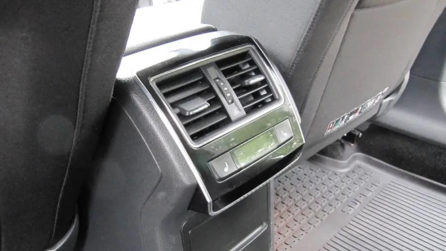 Grey Skoda SuperB 2020 in Riga, with an engine capacity of 1.60 L and mileage of 257 thousand km for 16950 €, photo 6 on AUTOMOTO.COM.LV