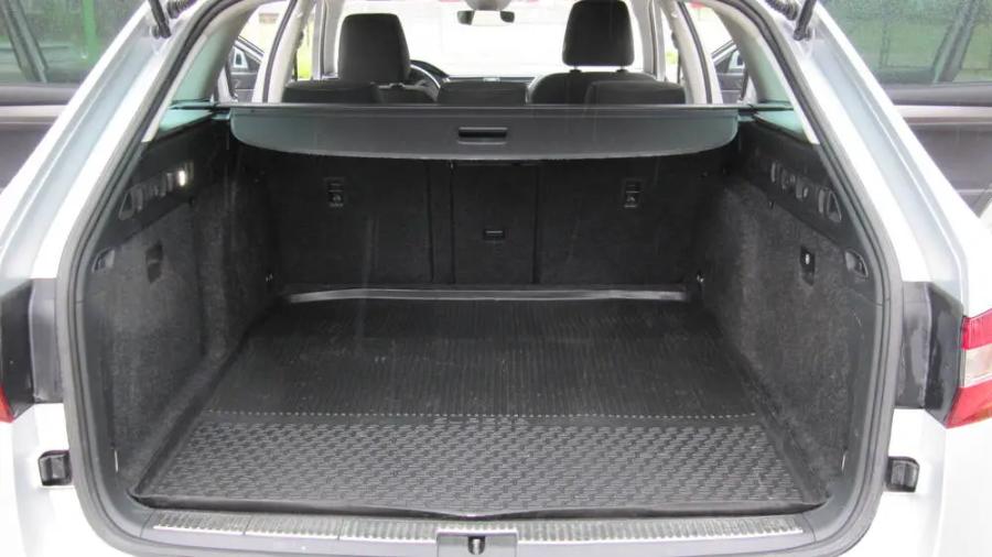 Grey Skoda SuperB 2020 in Riga, with an engine capacity of 1.60 L and mileage of 257 thousand km for 16950 €, photo 8 on AUTOMOTO.COM.LV
