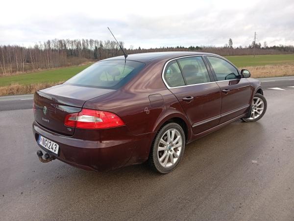 Red Skoda SuperB 2009 in Vilnius, with an engine capacity of 1.90 L and mileage of 388 thousand km for 4100 €, photo 5 on AUTOMOTO.COM.LV