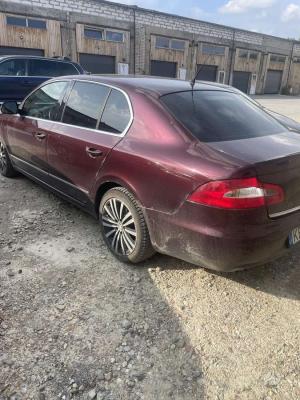 Sarkans Skoda SuperB 2008 Viļņa, ar dzinēja tilpumu 1.80 L un nobraukumu 293 tūkst. km par 1000 €, foto 7 vietnē AUTOMOTO.COM.LV