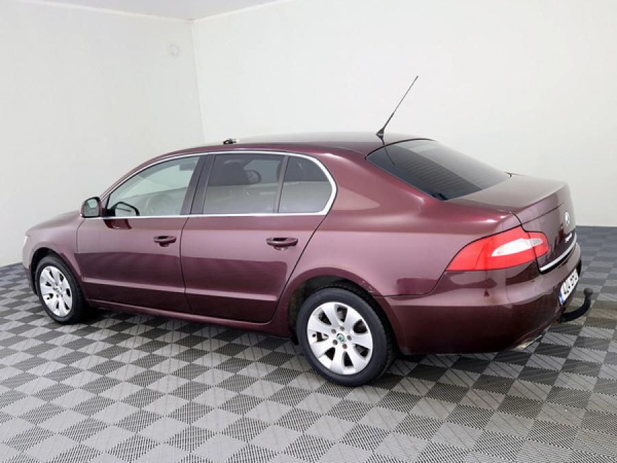 Red Skoda SuperB 2009 in Tallinn, with an engine capacity of 2.00 L and mileage of 288 thousand km for 1599 €, photo 5 on AUTOMOTO.COM.LV