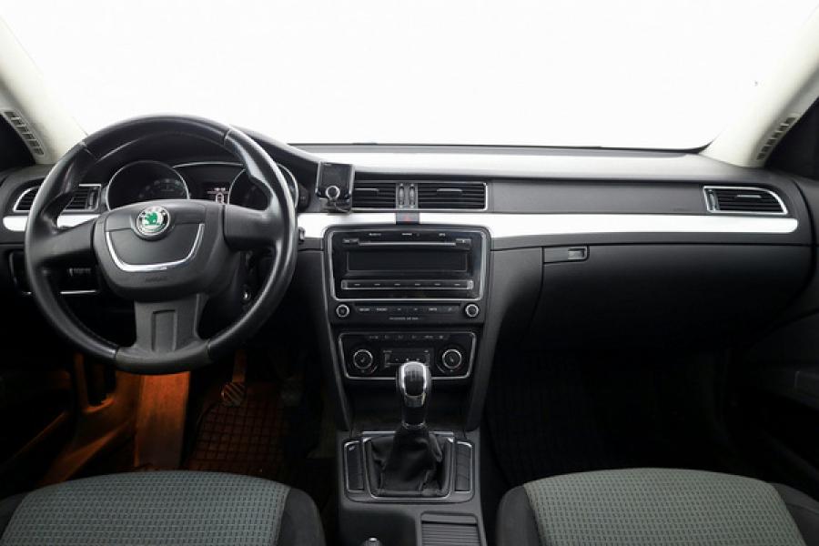 Red Skoda SuperB 2009 in Tallinn, with an engine capacity of 2.00 L and mileage of 288 thousand km for 1599 €, photo 6 on AUTOMOTO.COM.LV