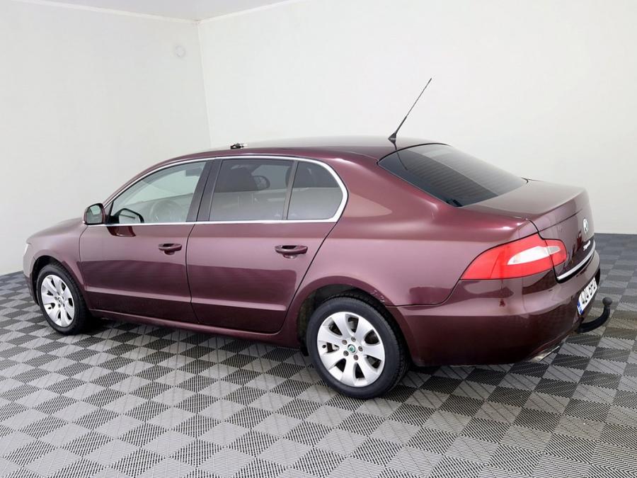 Red Skoda SuperB 2009 in Tallinn, with an engine capacity of 2.00 L and mileage of 288 thousand km for 1599 €, photo 12 on AUTOMOTO.COM.LV