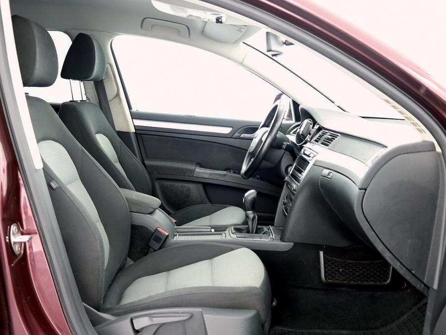 Red Skoda SuperB 2009 in Tallinn, with an engine capacity of 2.00 L and mileage of 288 thousand km for 1599 €, photo 14 on AUTOMOTO.COM.LV