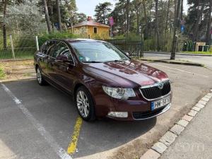 Sarkans Skoda SuperB 2010 Rīga, ar dzinēja tilpumu 3.60 L un nobraukumu 175 tūkst. km par 3000 €, foto  vietnē AUTOMOTO.COM.LV