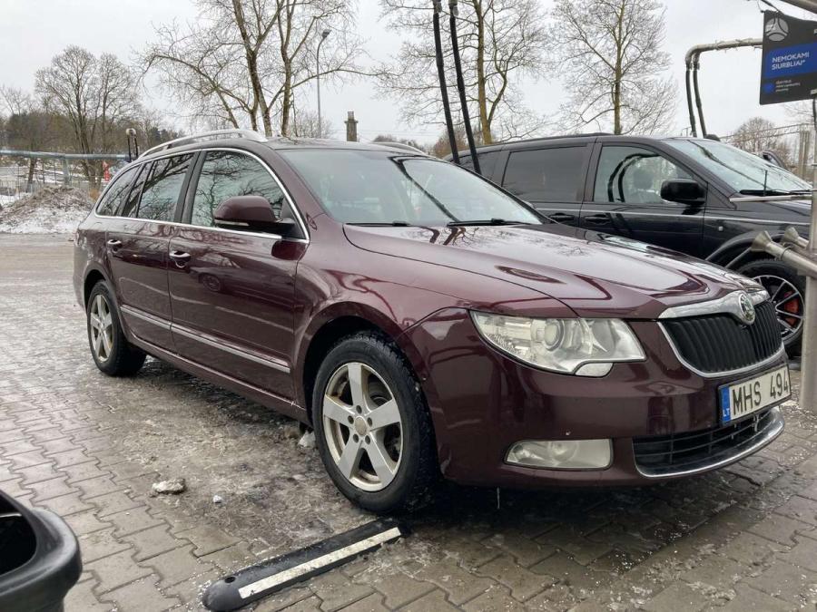 Red Skoda SuperB 2012 in Vilnius, with an engine capacity of 1.97 L and mileage of 433 thousand km for 3000 €, photo 1 on AUTOMOTO.COM.LV