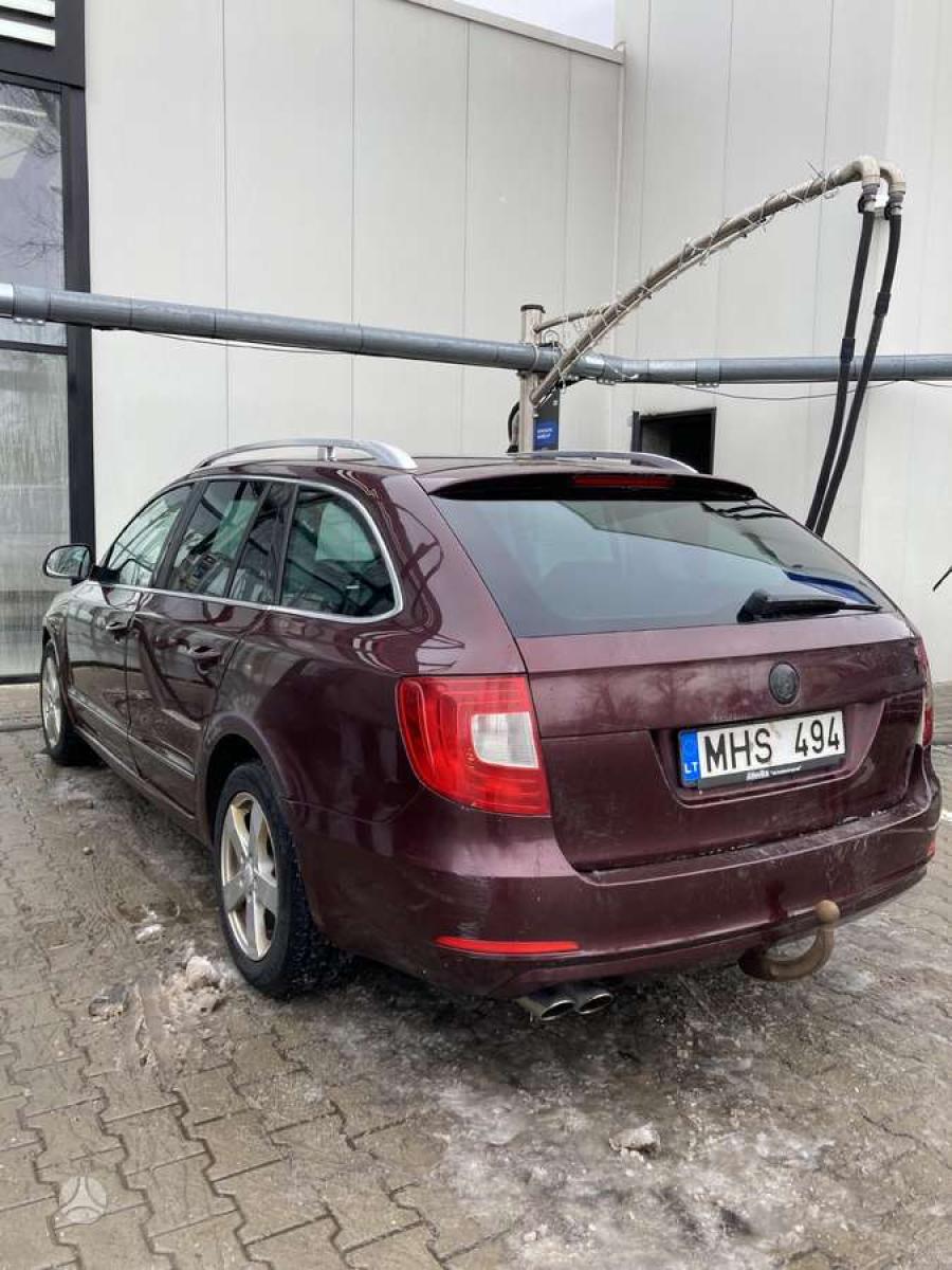 Red Skoda SuperB 2012 in Vilnius, with an engine capacity of 1.97 L and mileage of 433 thousand km for 3000 €, photo 2 on AUTOMOTO.COM.LV
