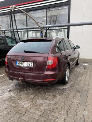 Red Skoda SuperB 2012 in Vilnius, with an engine capacity of 1.97 L and mileage of 433 thousand km for 3000 €, photo 3 on AUTOMOTO.COM.LV
