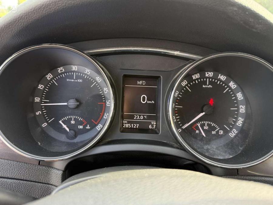 Sarkans Skoda SuperB 2014 Raseiniai, ar dzinēja tilpumu 1.97 L un nobraukumu 285 tūkst. km par 3450 €, foto 19 vietnē AUTOMOTO.COM.LV