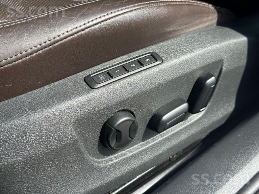 Red Skoda SuperB 2016 in Riga, with an engine capacity of 2.00 L and mileage of 168 thousand km for 17950 €, photo 12 on AUTOMOTO.COM.LV