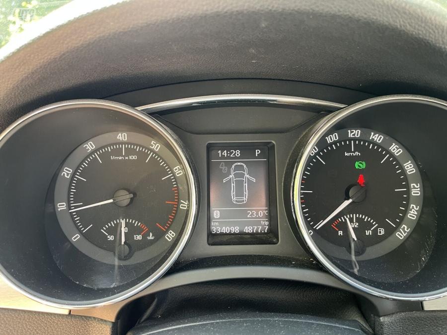 Violet Skoda SuperB 2014 in Vilnius, with an engine capacity of 2.00 L and mileage of 334 thousand km for 3300 €, photo 12 on AUTOMOTO.COM.LV