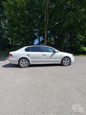 Balts Skoda SuperB 2010 Viļņa, ar dzinēja tilpumu 2.00 L un nobraukumu 427 tūkst. km par 2850 €, foto  vietnē AUTOMOTO.COM.LV