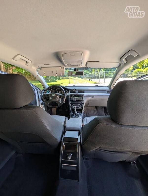White Skoda SuperB 2010 in Vilnius, with an engine capacity of 2.00 L and mileage of 427 thousand km for 2850 €, photo 5 on AUTOMOTO.COM.LV