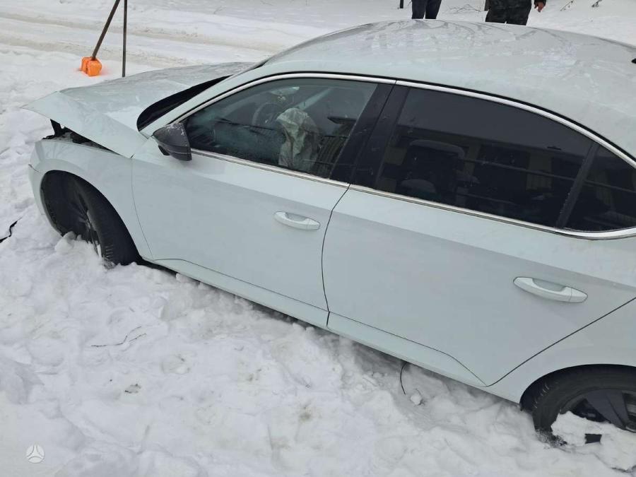 White Skoda SuperB 2017 in Vilnius, with an engine capacity of 1.97 L and mileage of 201 thousand km for 3500 €, photo 4 on AUTOMOTO.COM.LV