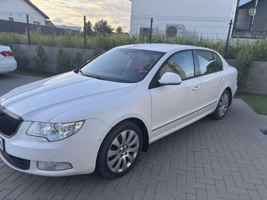 White Skoda SuperB 2009 in Vilnius, with an engine capacity of 2.00 L and mileage of 322 thousand km for 3990 €, photo 1 on AUTOMOTO.COM.LV