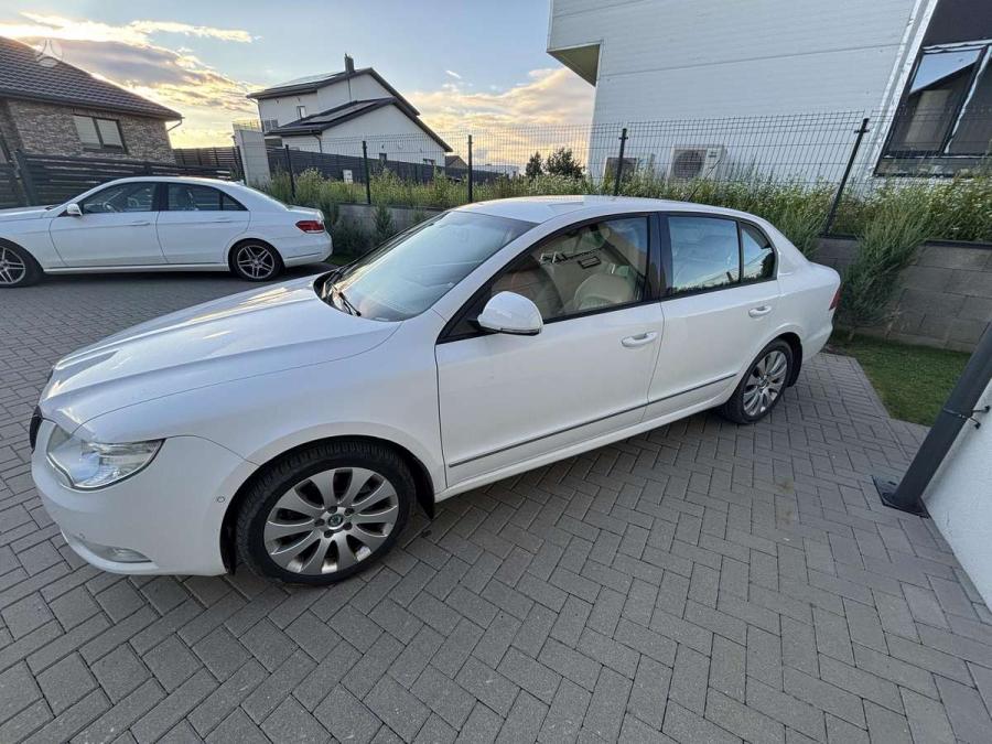 White Skoda SuperB 2009 in Vilnius, with an engine capacity of 2.00 L and mileage of 322 thousand km for 3990 €, photo 3 on AUTOMOTO.COM.LV