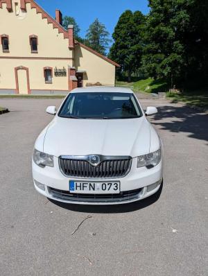 Balts Skoda SuperB 2010 Viļņa, ar dzinēja tilpumu 1.97 L un nobraukumu 427 tūkst. km par 2850 €, foto  vietnē AUTOMOTO.COM.LV