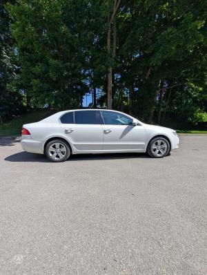 White Skoda SuperB 2010 in Vilnius, with an engine capacity of 1.97 L and mileage of 427 thousand km for 2850 €, photo 4 on AUTOMOTO.COM.LV
