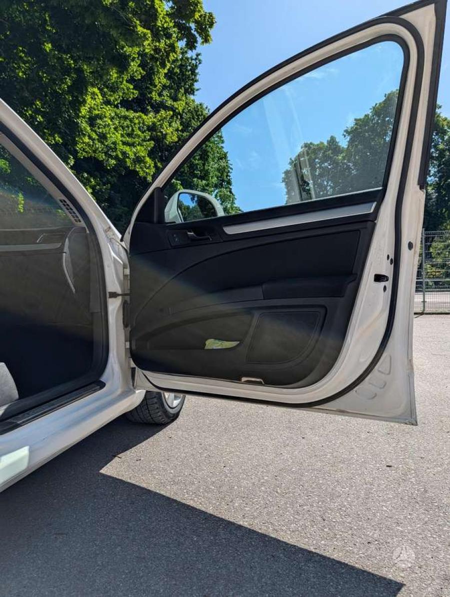 White Skoda SuperB 2010 in Vilnius, with an engine capacity of 1.97 L and mileage of 427 thousand km for 2850 €, photo 6 on AUTOMOTO.COM.LV