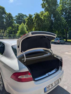 White Skoda SuperB 2010 in Vilnius, with an engine capacity of 1.97 L and mileage of 427 thousand km for 2850 €, photo 10 on AUTOMOTO.COM.LV