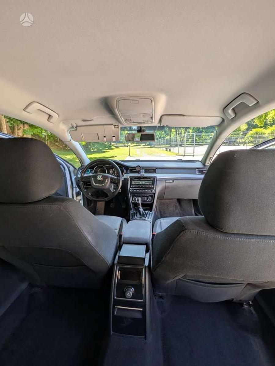 White Skoda SuperB 2010 in Vilnius, with an engine capacity of 1.97 L and mileage of 427 thousand km for 2850 €, photo 14 on AUTOMOTO.COM.LV