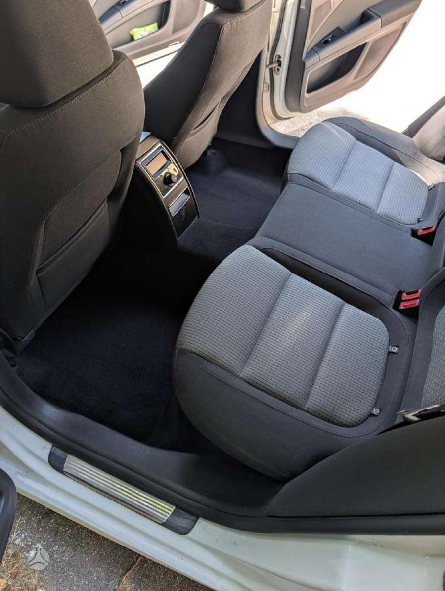 White Skoda SuperB 2010 in Vilnius, with an engine capacity of 1.97 L and mileage of 427 thousand km for 2850 €, photo 17 on AUTOMOTO.COM.LV