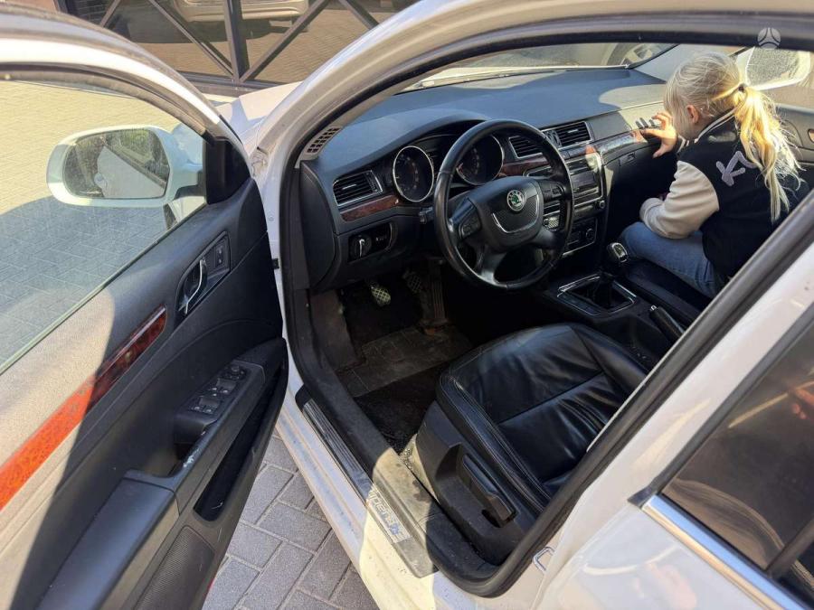 White Skoda SuperB 2010 in Siauliai, with an engine capacity of 1.90 L and mileage of 362 thousand km for 1500 €, photo 12 on AUTOMOTO.COM.LV