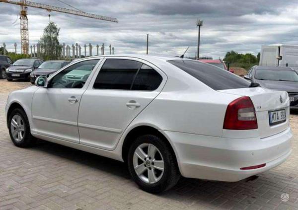 White Skoda SuperB 2011 in Vilnius, with an engine capacity of 2.00 L and mileage of 397 thousand km for 1700 €, photo 3 on AUTOMOTO.COM.LV