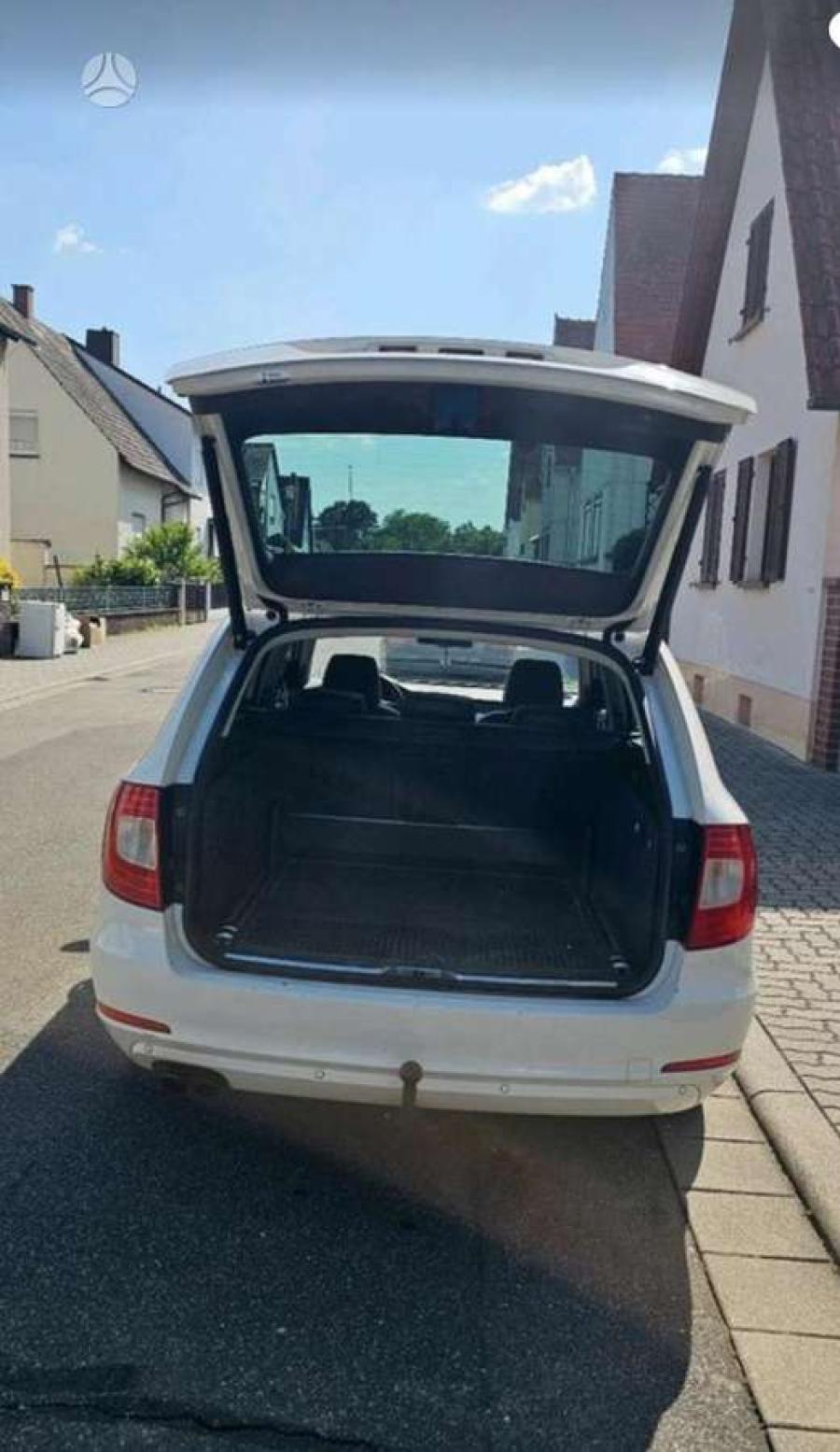 White Skoda SuperB 2010 in Kaunas, with an engine capacity of 1.97 L and mileage of 208 thousand km for 5000 €, photo 8 on AUTOMOTO.COM.LV