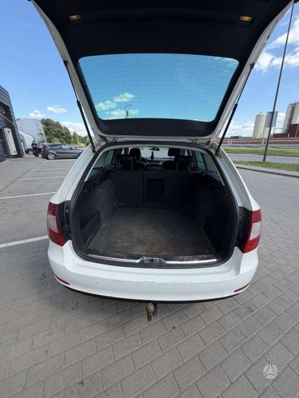 White Skoda SuperB 2010 in Kaunas, with an engine capacity of 1.39 L and mileage of 381 thousand km for 1600 €, photo 5 on AUTOMOTO.COM.LV