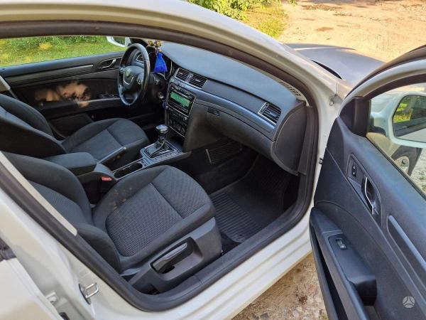 White Skoda SuperB 2011 in Raseiniai, with an engine capacity of 2.00 L and mileage of 321 thousand km for 1750 €, photo 5 on AUTOMOTO.COM.LV