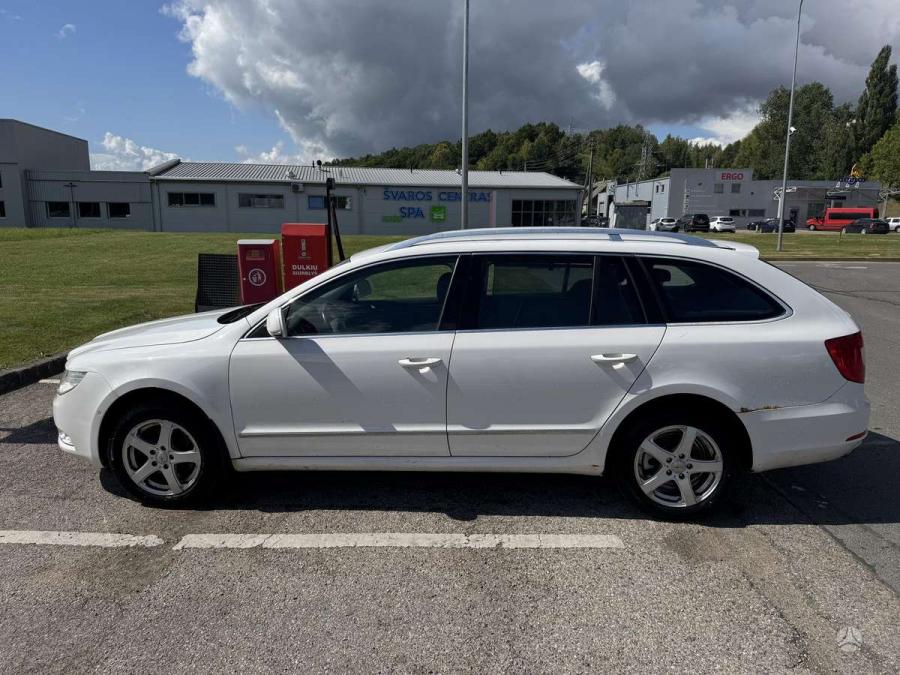 White Skoda SuperB 2011 in Jonava, with an engine capacity of 1.97 L and mileage of 231 thousand km for 4400 €, photo 9 on AUTOMOTO.COM.LV