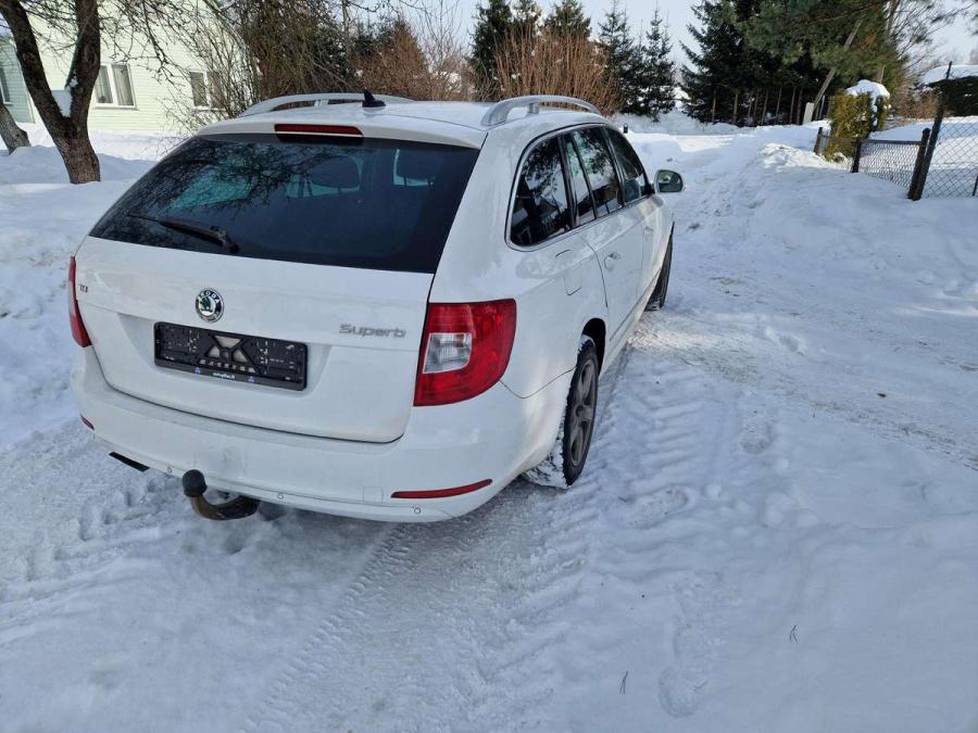 White Skoda SuperB 2012 in Raseiniai, with an engine capacity of 1.97 L and mileage of 290 thousand km for 2699 €, photo 3 on AUTOMOTO.COM.LV