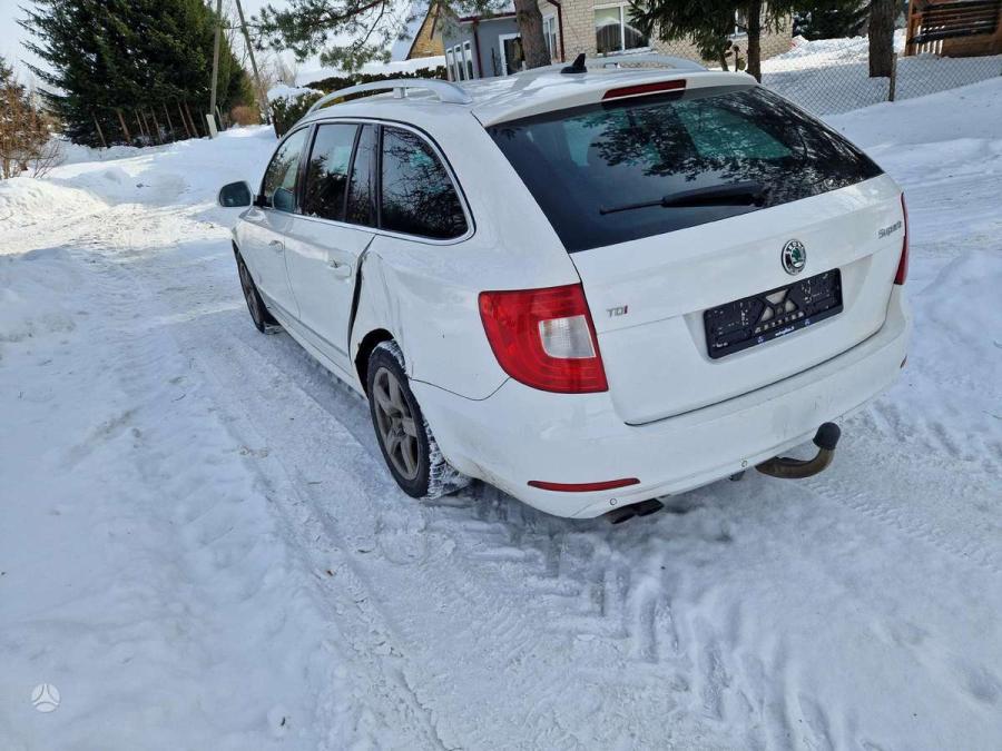 White Skoda SuperB 2012 in Raseiniai, with an engine capacity of 1.97 L and mileage of 290 thousand km for 2699 €, photo 4 on AUTOMOTO.COM.LV