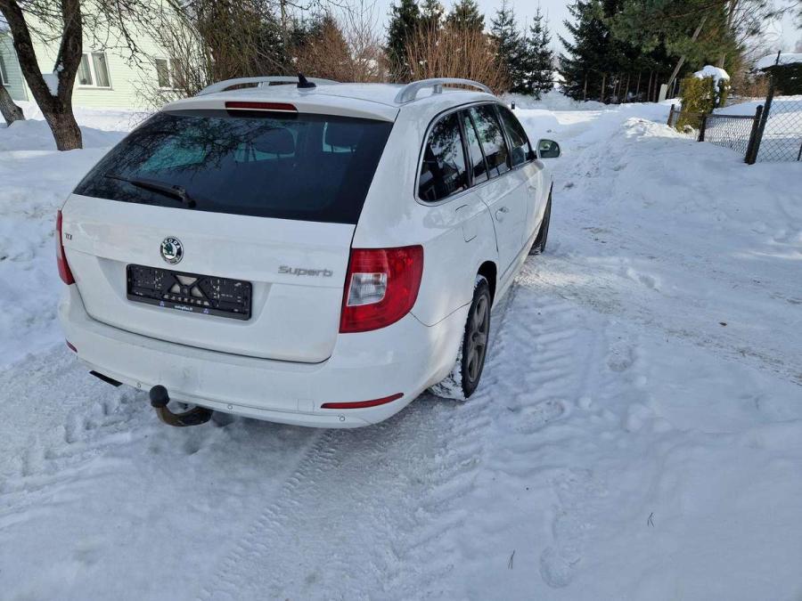 White Skoda SuperB 2012 in Raseiniai, with an engine capacity of 1.97 L and mileage of 290 thousand km for 2700 €, photo 4 on AUTOMOTO.COM.LV