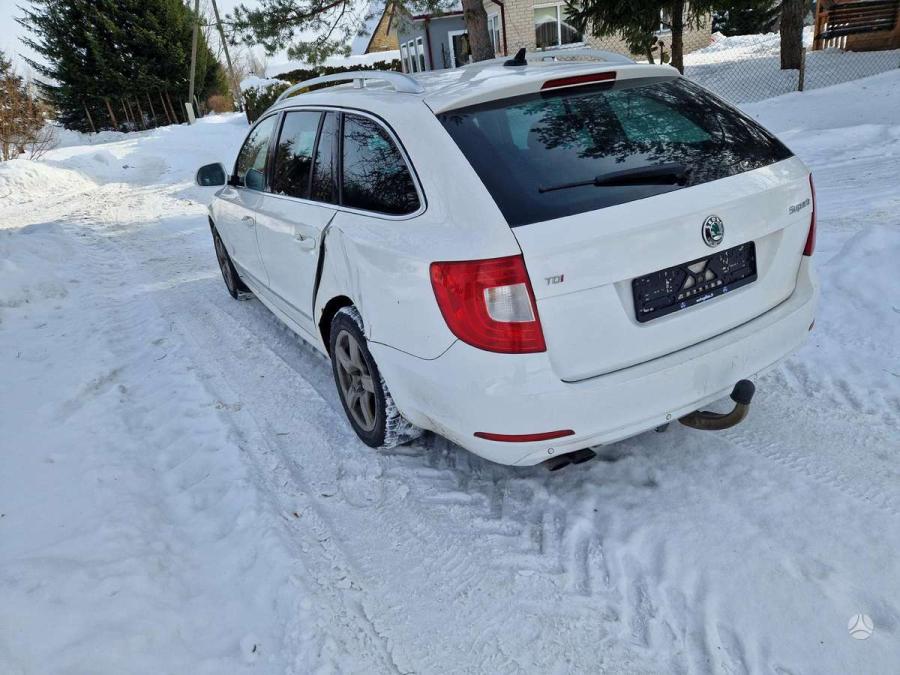 White Skoda SuperB 2012 in Raseiniai, with an engine capacity of 1.97 L and mileage of 290 thousand km for 2700 €, photo 5 on AUTOMOTO.COM.LV