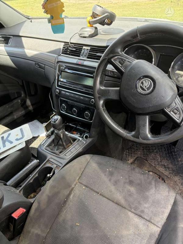White Skoda SuperB 2015 in Raseiniai, with an engine capacity of 1.60 L and mileage of 190 thousand km for 1700 €, photo 7 on AUTOMOTO.COM.LV