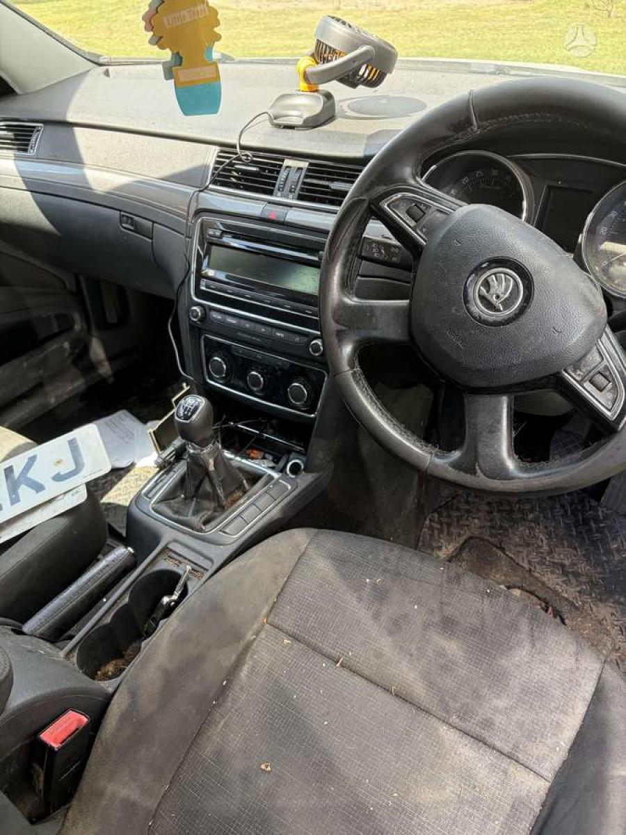 White Skoda SuperB 2015 in Raseiniai, with an engine capacity of 1.60 L and mileage of 190 thousand km for 1700 €, photo 8 on AUTOMOTO.COM.LV