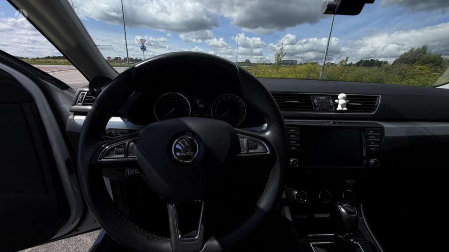 White Skoda SuperB 2017 in Panevezys, with an engine capacity of 1.97 L and mileage of 300 thousand km for 11200 €, photo 12 on AUTOMOTO.COM.LV