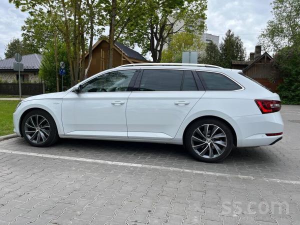 White Skoda SuperB 2018 in Jelgava, with an engine capacity of 2.00 L and mileage of 300 thousand km for 12800 €, photo 3 on AUTOMOTO.COM.LV