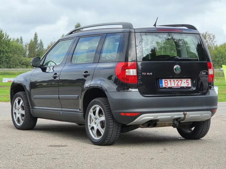 Black Skoda Yeti 2010 in Grobiņa, with an engine capacity of 2.00 L and mileage of 209 thousand km for 5200 €, photo 7 on AUTOMOTO.COM.LV